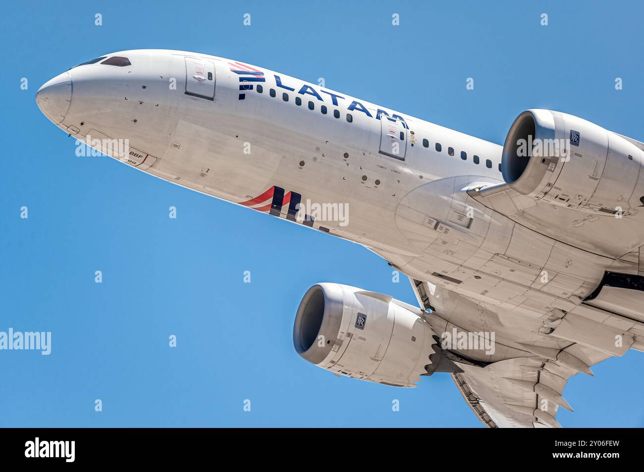 Airliner gaining altitude hi-res stock photography and images - Alamy
