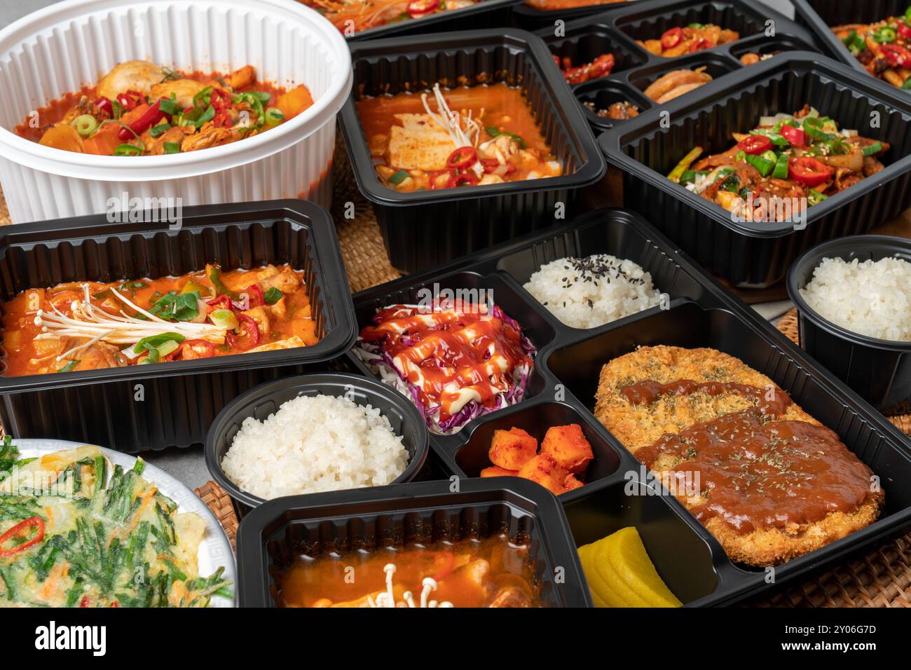 Korean food, braised spicy chicken, pork, kimchi stew, squid, stir-fry ...