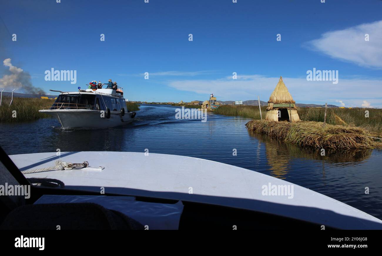 Boat way of Lake Titicaca in Peru Stock Photo - Alamy