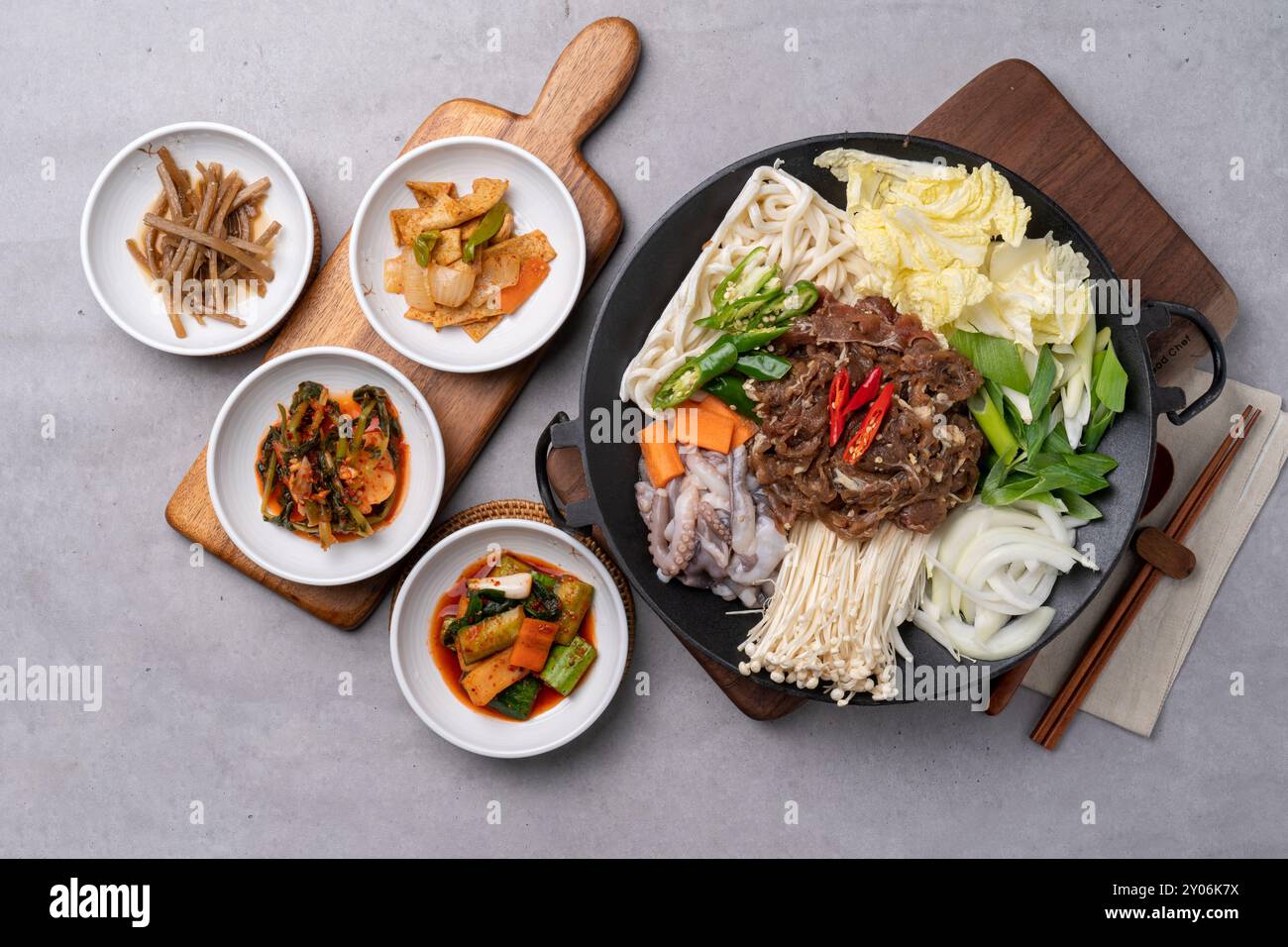 Korean food, stir-fried chicken, stir-fried chicken, webfoot octopus ...