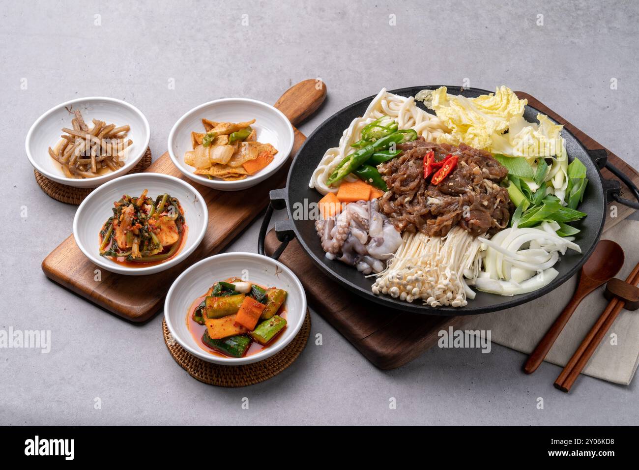 Korean food, stir-fried chicken, stir-fried chicken, webfoot octopus ...