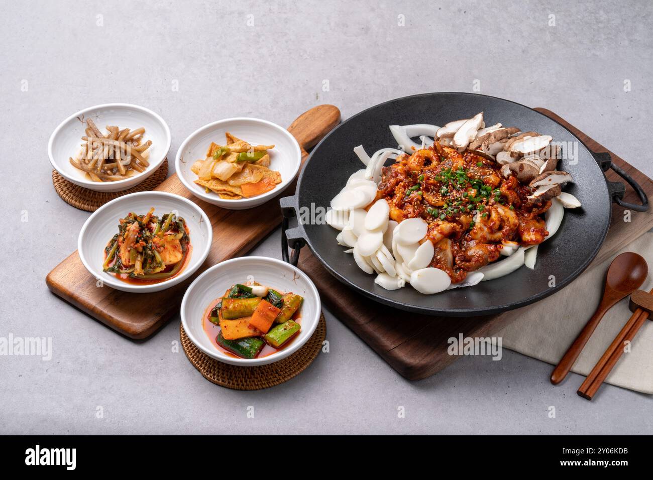 Korean food, stir-fried chicken, stir-fried chicken, webfoot octopus ...