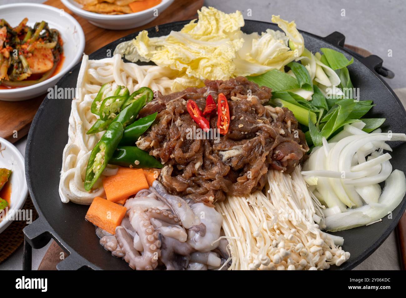 Korean food, stir-fried chicken, stir-fried chicken, webfoot octopus ...