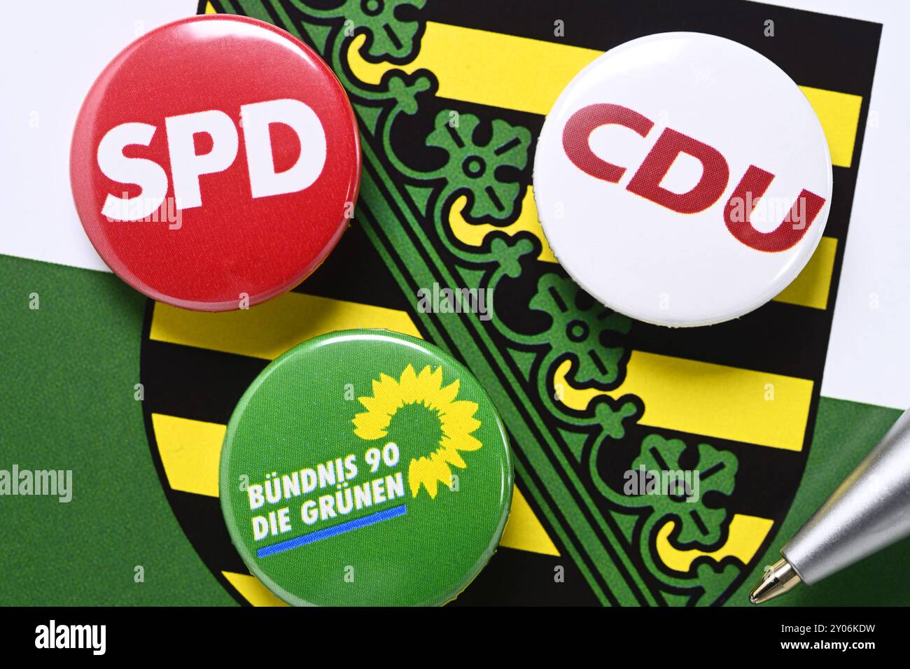 Parteianstecker von CDU, SPD und Die Grünen auf dem Wappen von Sachsen, Symbolfoto Landtagswahl ...