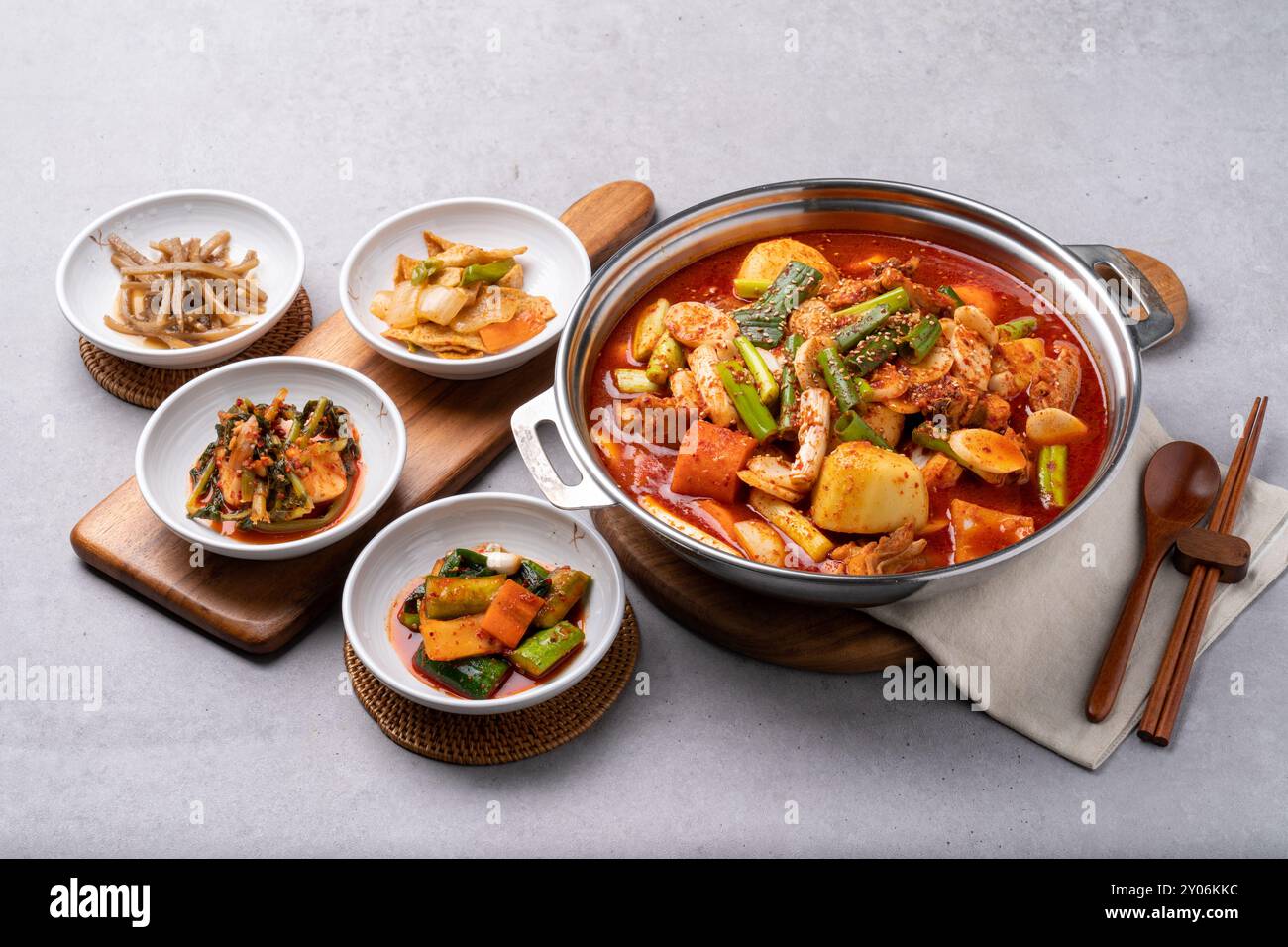 Korean food, stir-fried chicken, stir-fried chicken, webfoot octopus ...