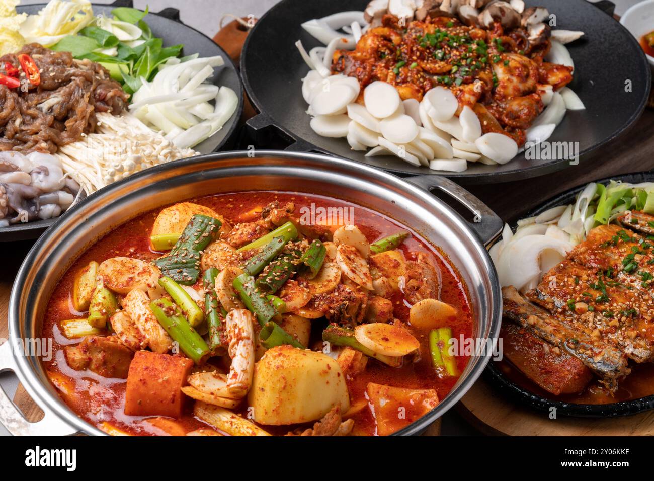 Korean food, stir-fried chicken, stir-fried chicken, webfoot octopus ...