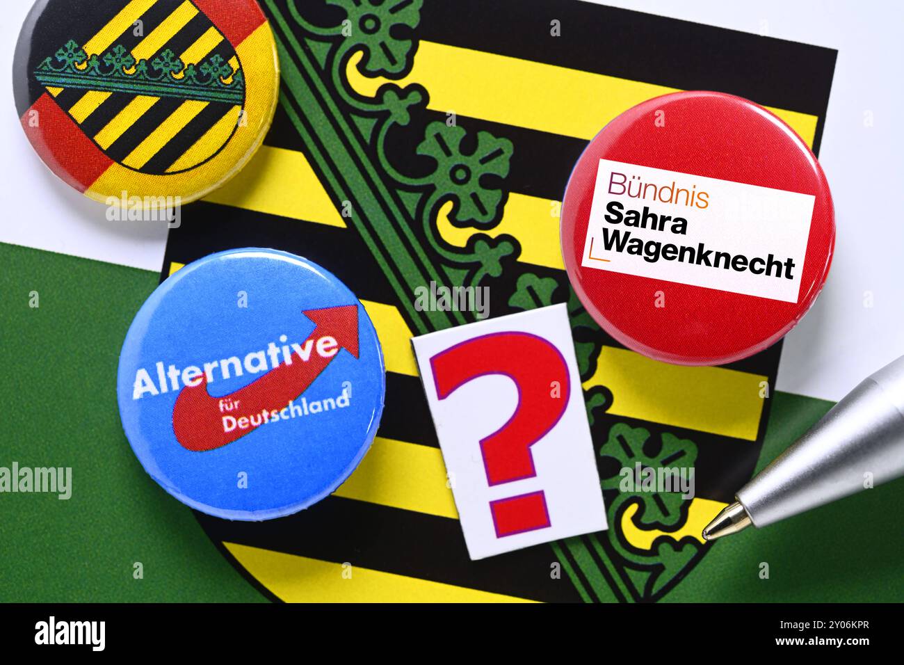 Parteianstecker von AfD und BSW auf dem Wappen von Sachsen mit ...