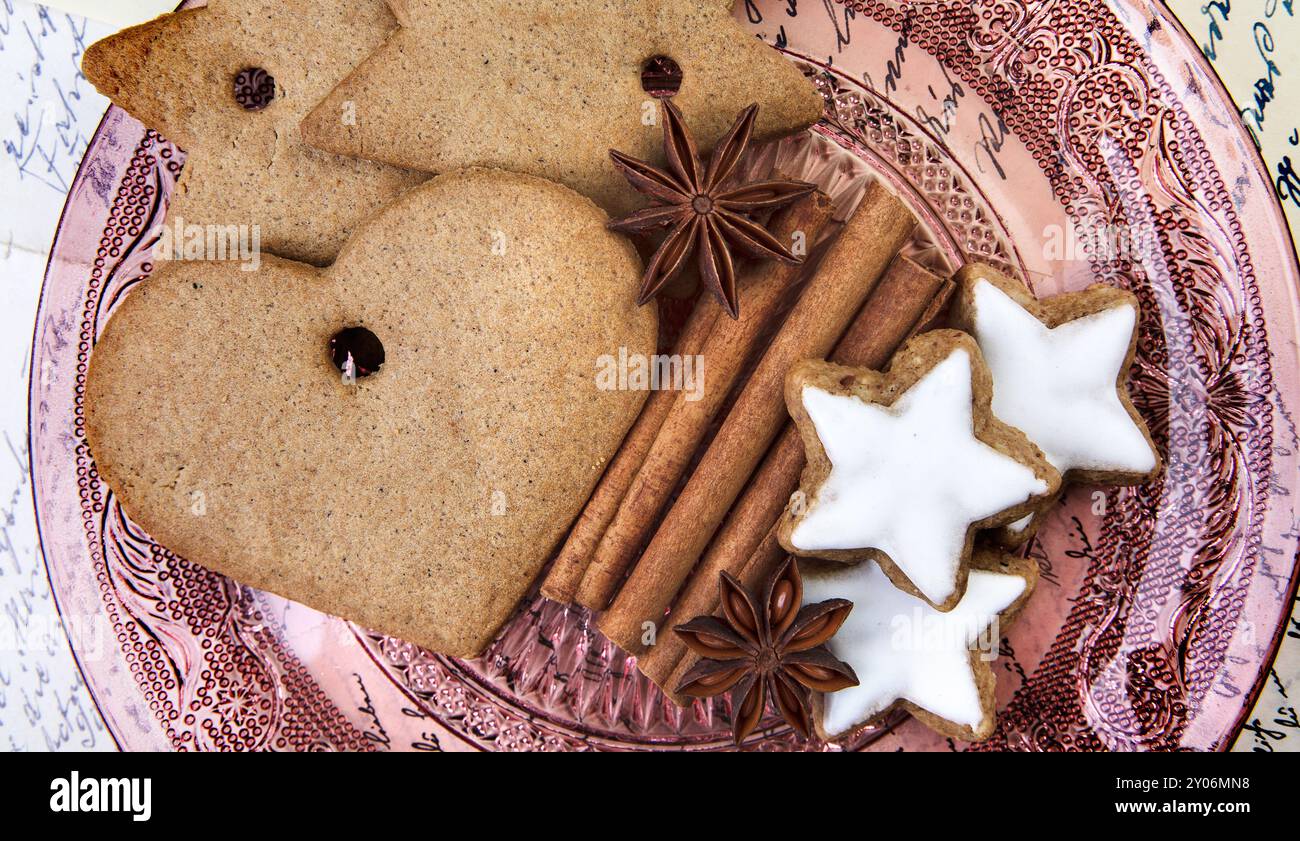 Gingerbread and cinnamon stars on plates with spices Stock Photo - Alamy