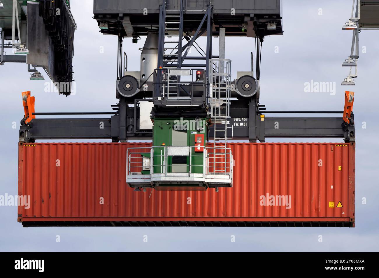 Ship to shore crane boom transport hi-res stock photography and images ...