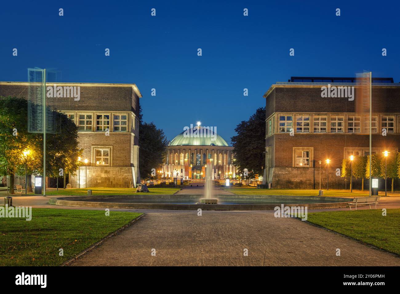 Night shot of the Ehrenhof in Duesseldorf with the Tonhalle Stock Photo ...