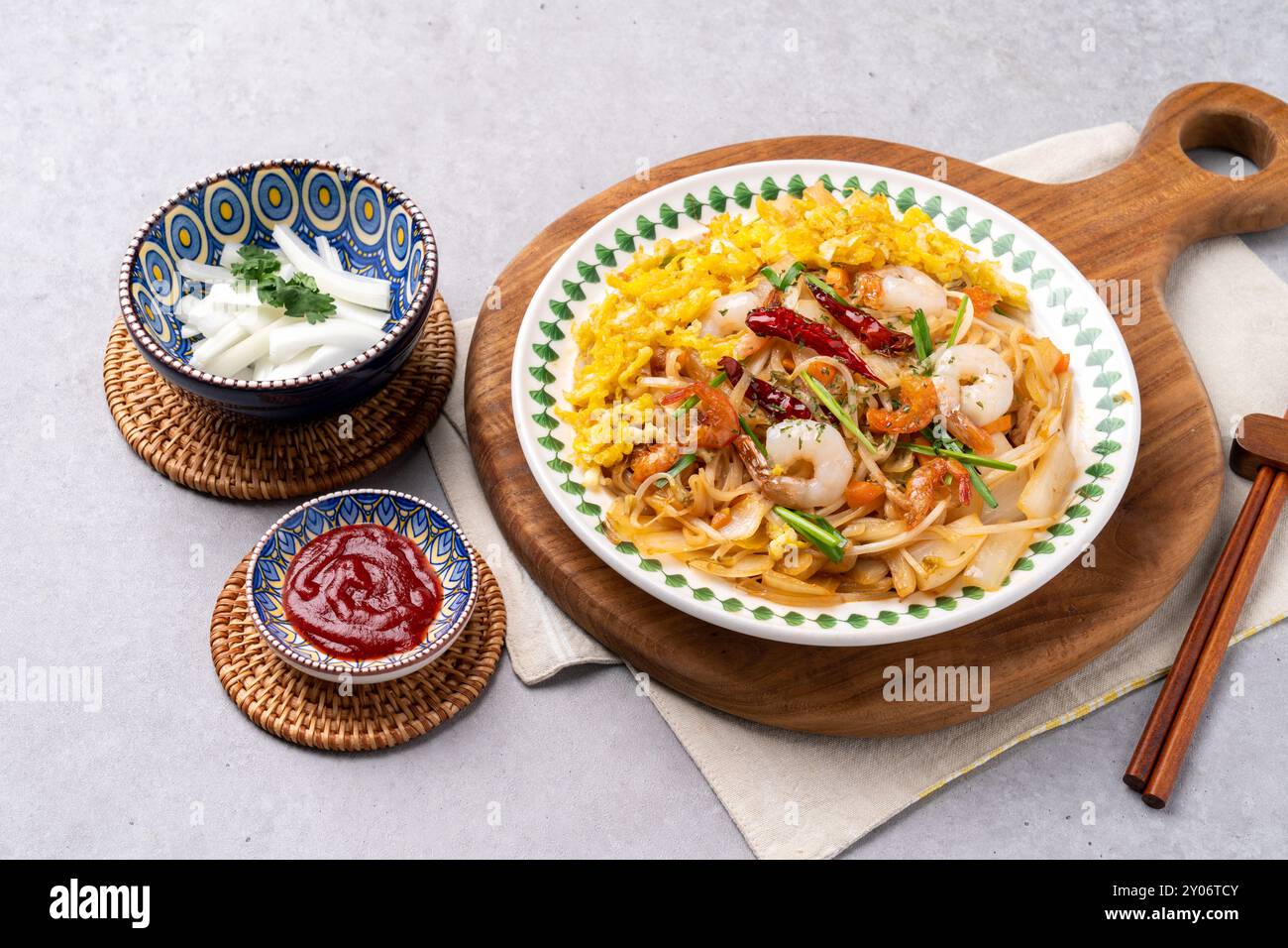 Beef, rice noodles, side dishes, drinks, menbosa, Thai food, fried rice ...