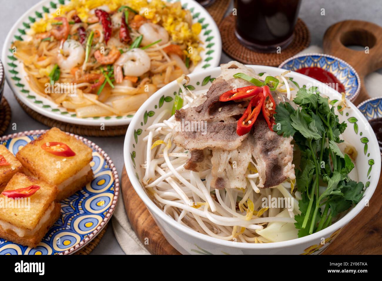 Beef, rice noodles, side dishes, drinks, menbosa, Thai food, fried rice ...