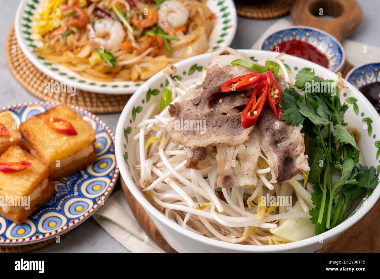 Beef, rice noodles, side dishes, drinks, menbosa, Thai food, fried rice ...