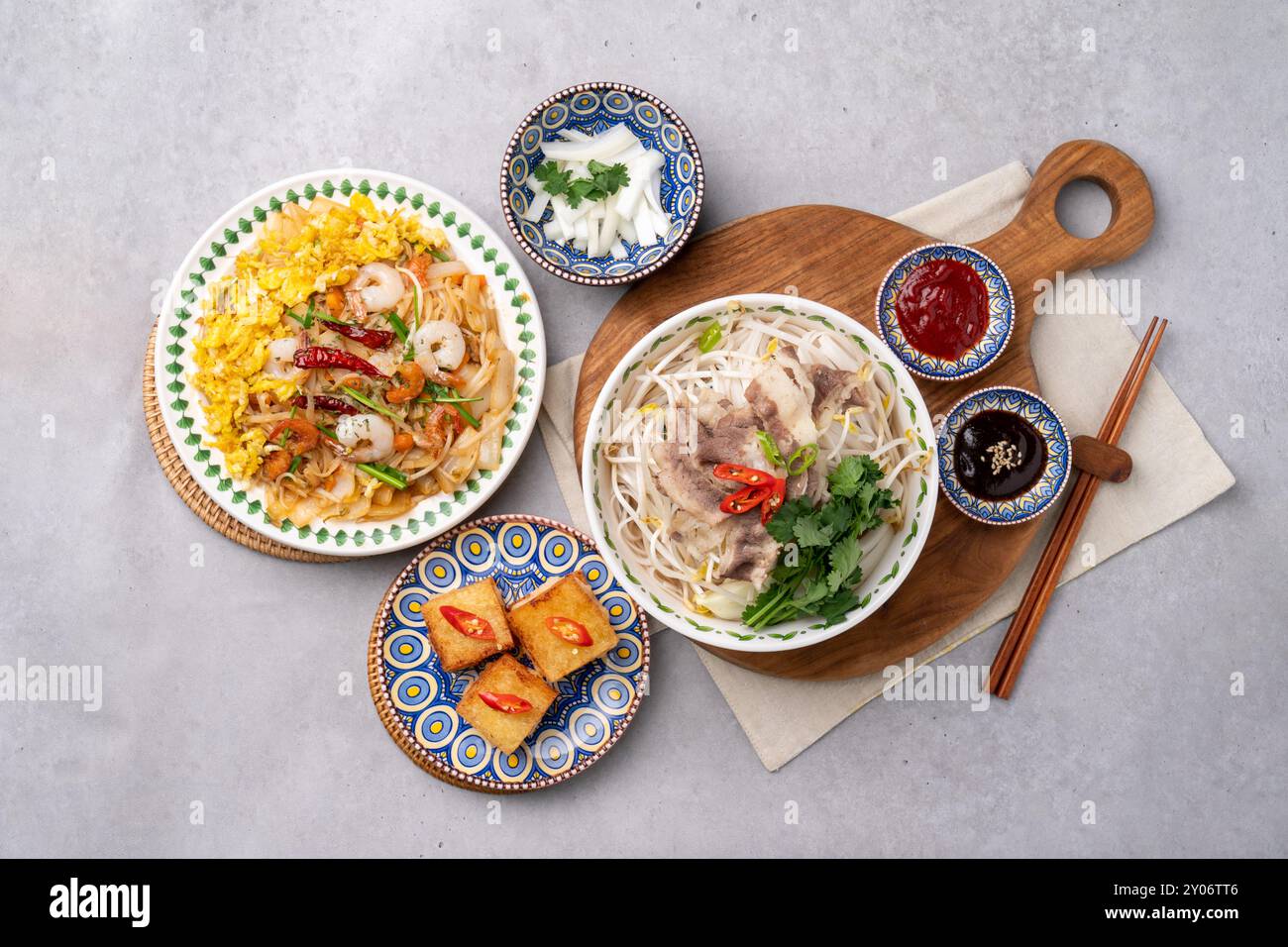 Beef, rice noodles, side dishes, drinks, menbosa, Thai food, fried rice ...