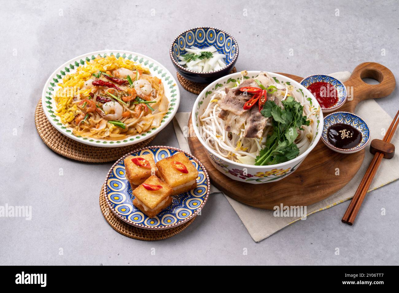Beef, rice noodles, side dishes, drinks, menbosa, Thai food, fried rice ...