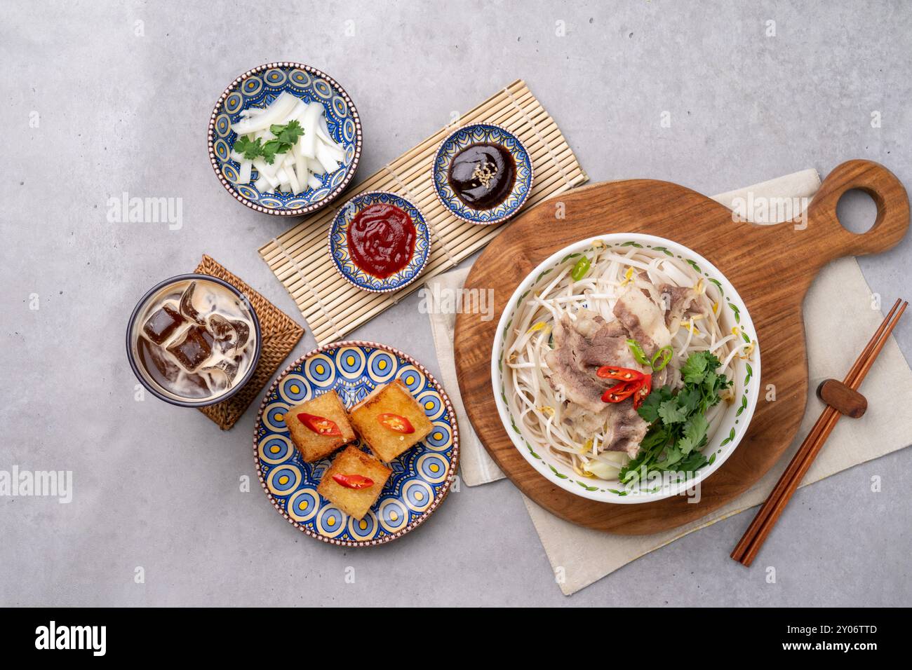 Beef, rice noodles, side dishes, drinks, menbosa, Thai food, fried rice ...