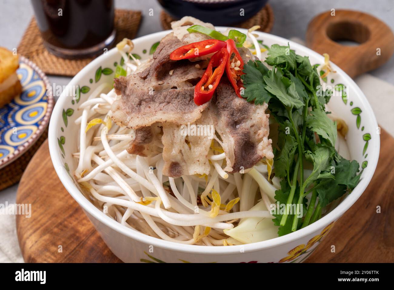 Beef, rice noodles, side dishes, drinks, menbosa, Thai food, fried rice ...