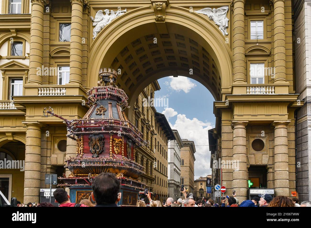 Passage under the Arch of Triumph in Republic Square of the 9 meter ...