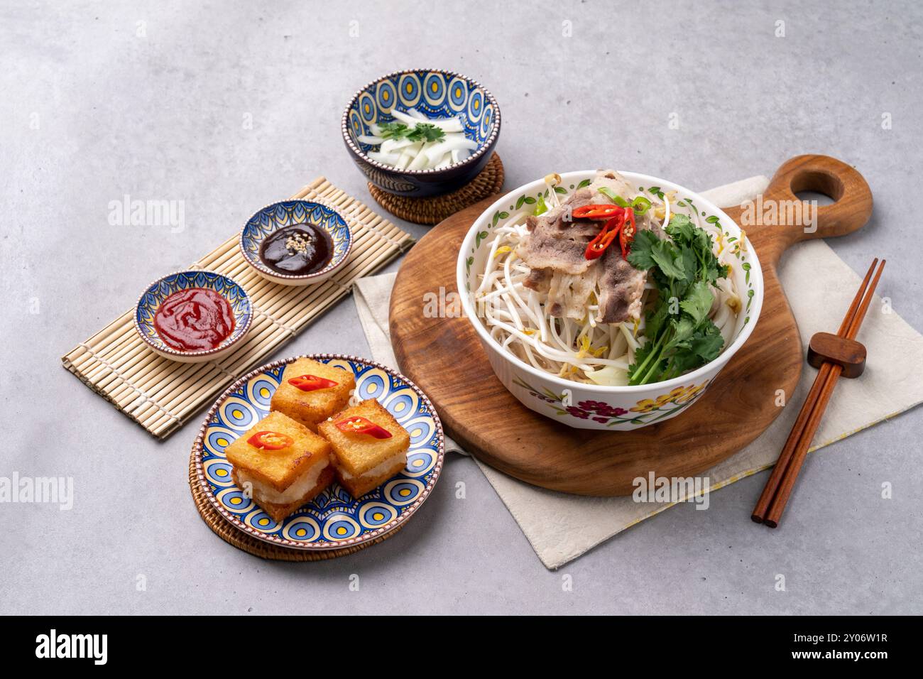 Beef, rice noodles, side dishes, drinks, menbosa, Thai food, fried rice ...