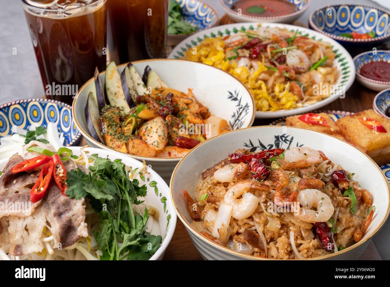 Beef, rice noodles, side dishes, drinks, menbosa, Thai food, fried rice ...
