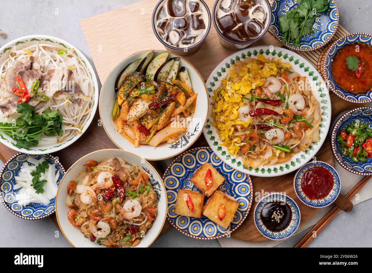Beef, rice noodles, side dishes, drinks, menbosa, Thai food, fried rice ...