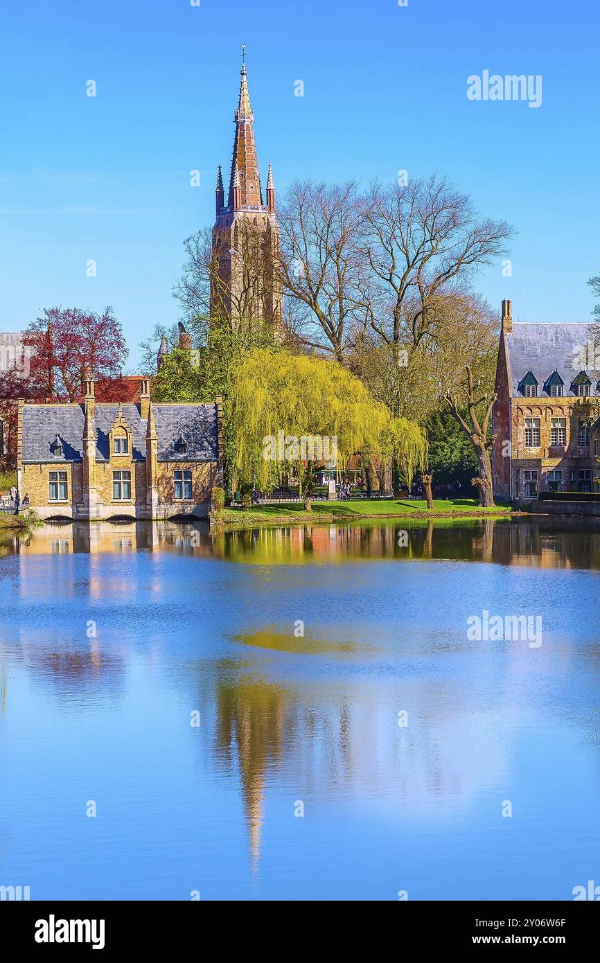 Minnewater lake panorama, reflection of gothic Flemish style house ...