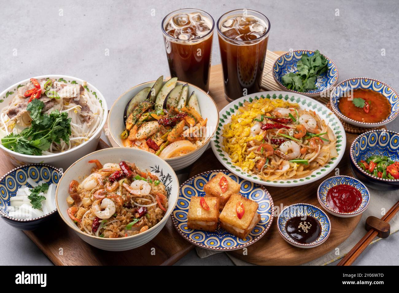 Beef, rice noodles, side dishes, drinks, menbosa, Thai food, fried rice ...