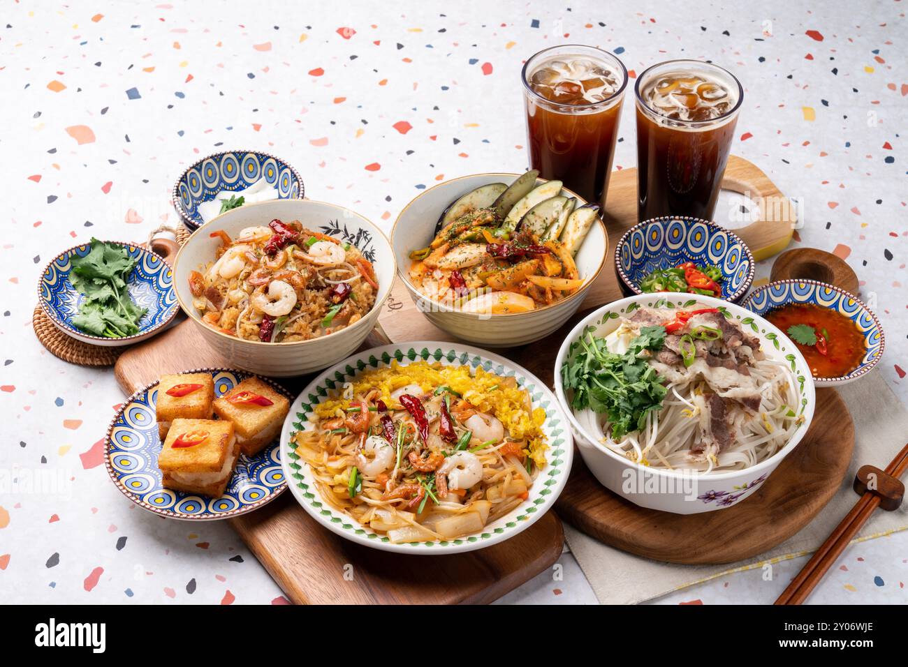 Beef, rice noodles, side dishes, drinks, menbosa, Thai food, fried rice ...
