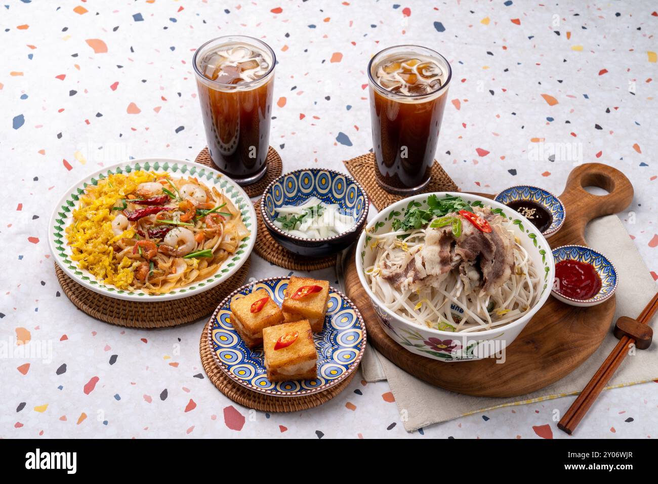 Beef, rice noodles, side dishes, drinks, menbosa, Thai food, fried rice ...