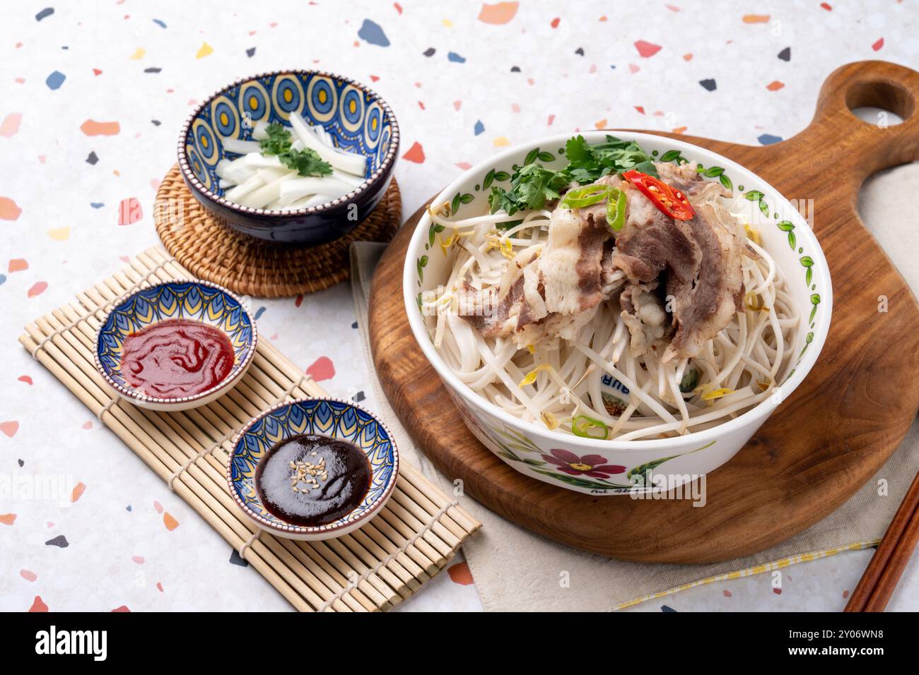Beef, rice noodles, side dishes, drinks, menbosa, Thai food, fried rice ...
