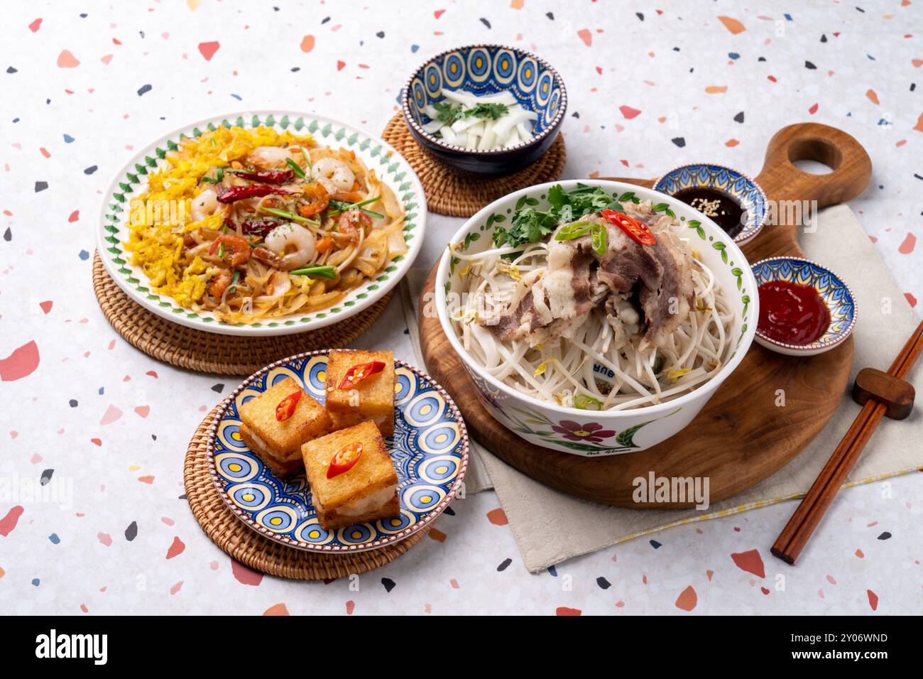 Beef, rice noodles, side dishes, drinks, menbosa, Thai food, fried rice ...