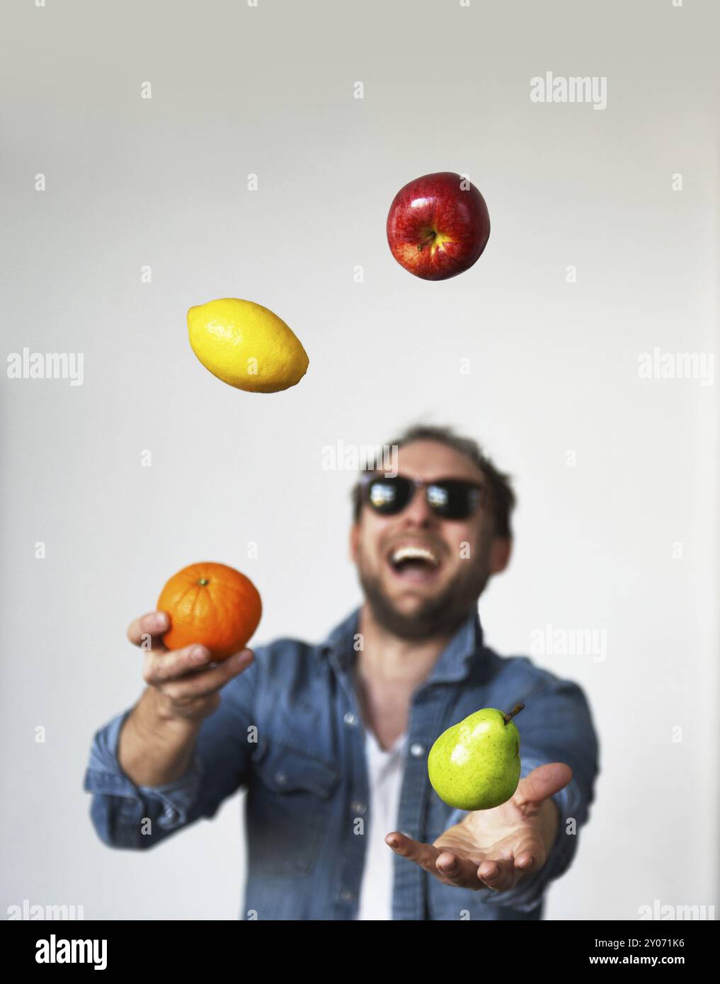 Juggle mandarin orange hi-res stock photography and images - Alamy
