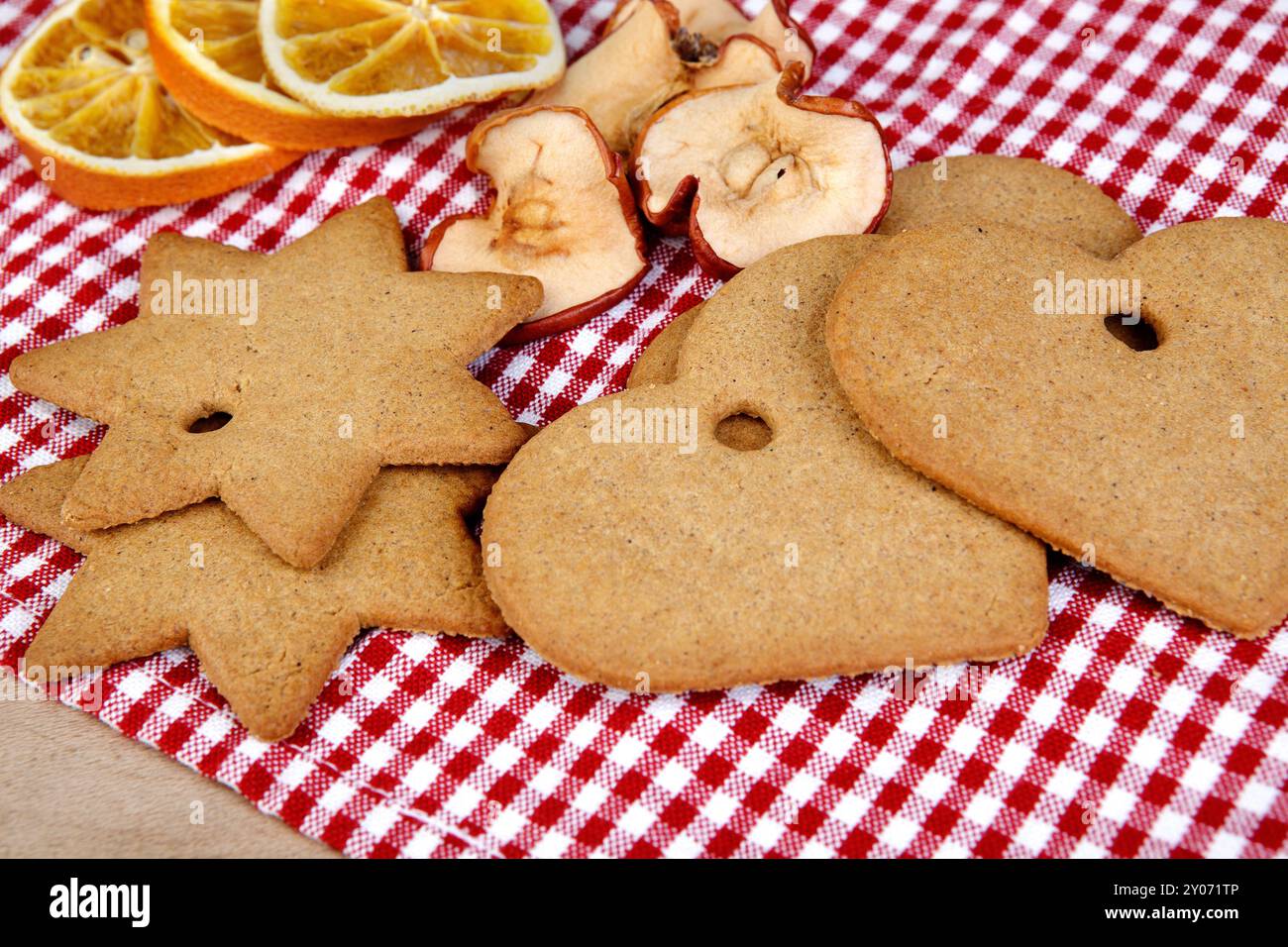 Small heart and star-shaped gingerbread with spices Stock Photo - Alamy