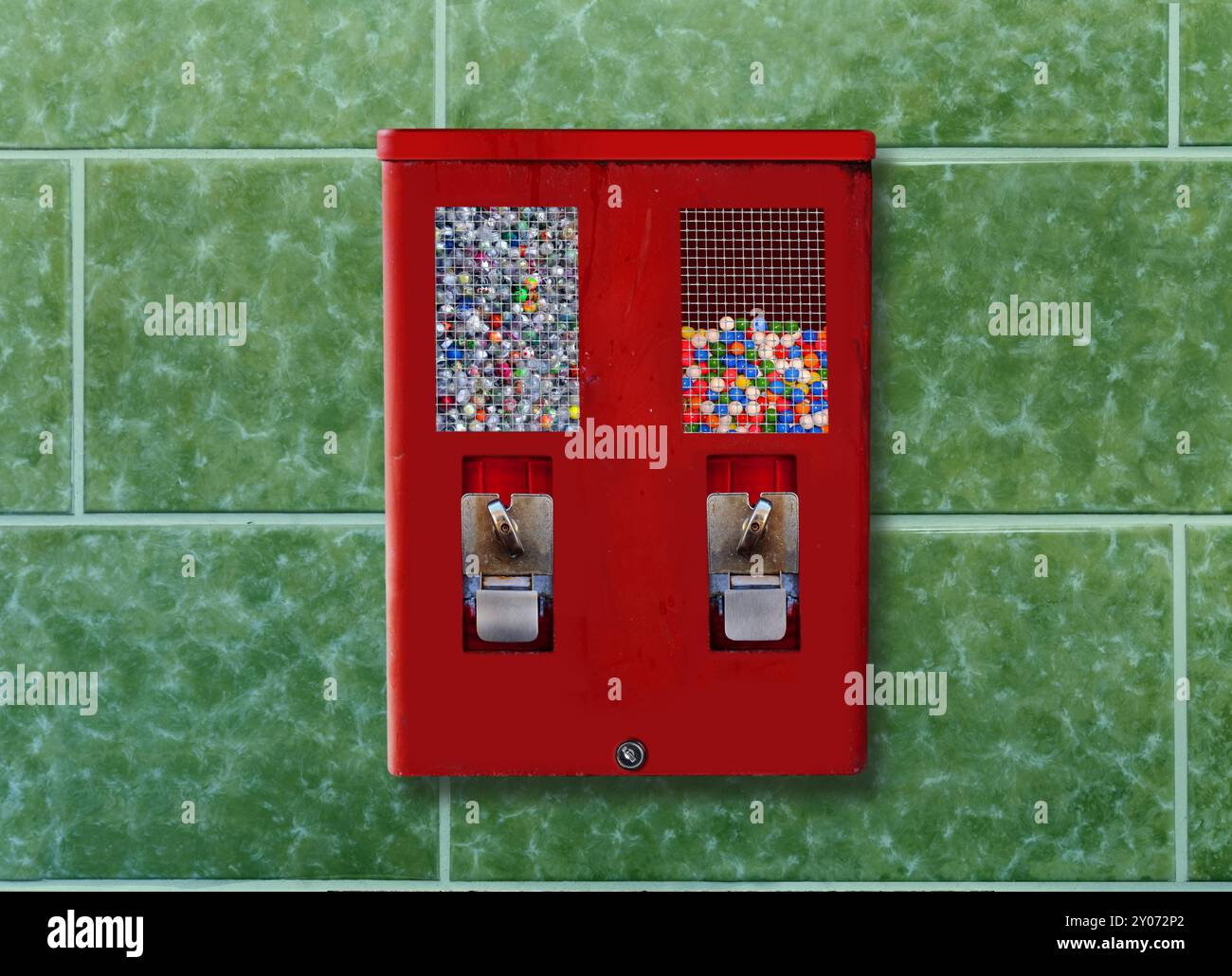 Old chewing gum machine Stock Photo - Alamy