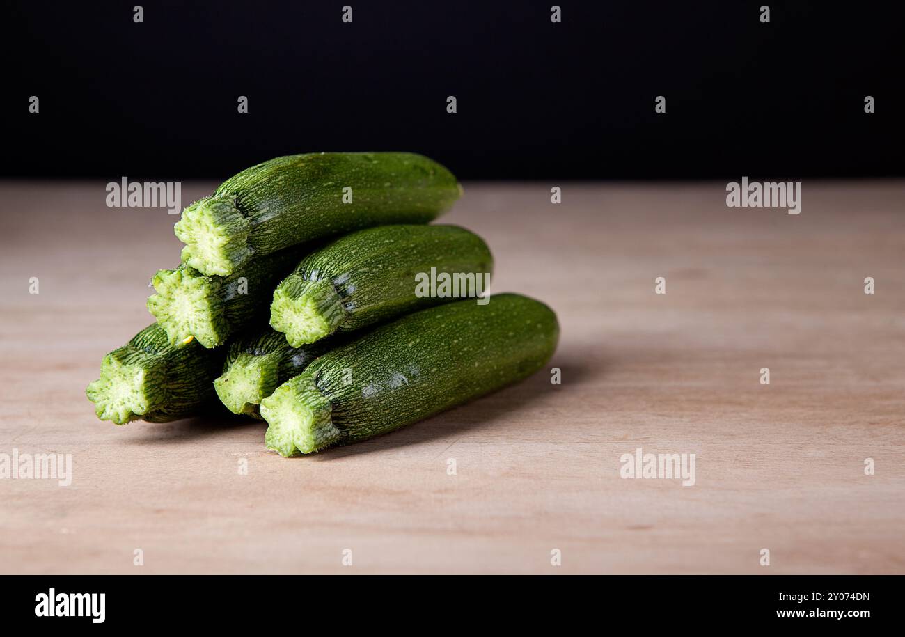 Baby courgettes stack hi-res stock photography and images - Alamy