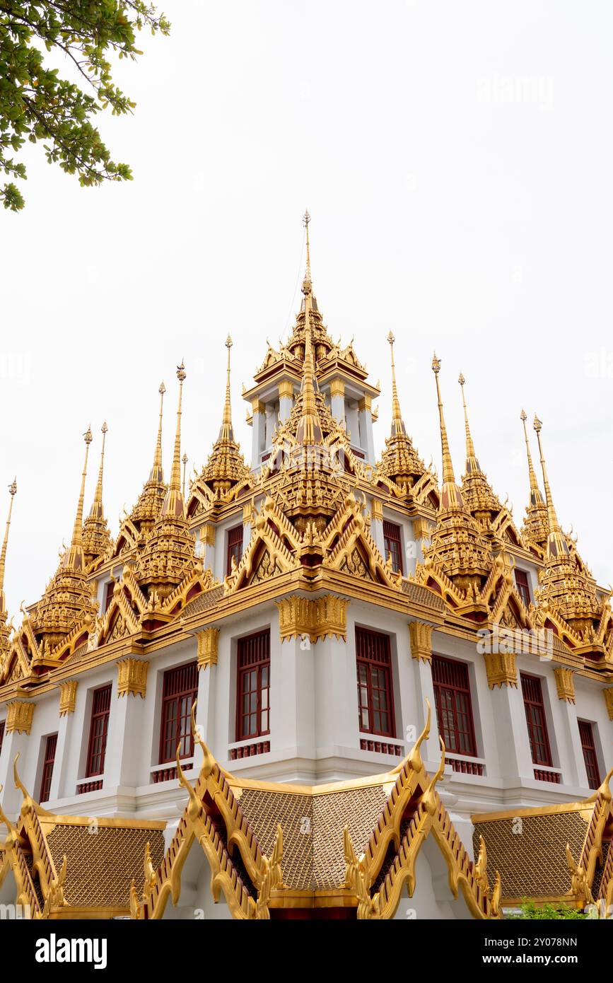 Perspective Temple in Bangkok on a sunny day Stock Photo - Alamy