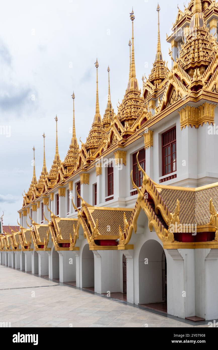 Perspective Temple in Bangkok on a sunny day Stock Photo - Alamy