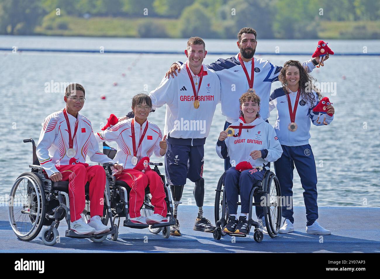 (240901) -- PARIS, Sept. 1, 2024 (Xinhua) -- Gold medalists Lauren ...