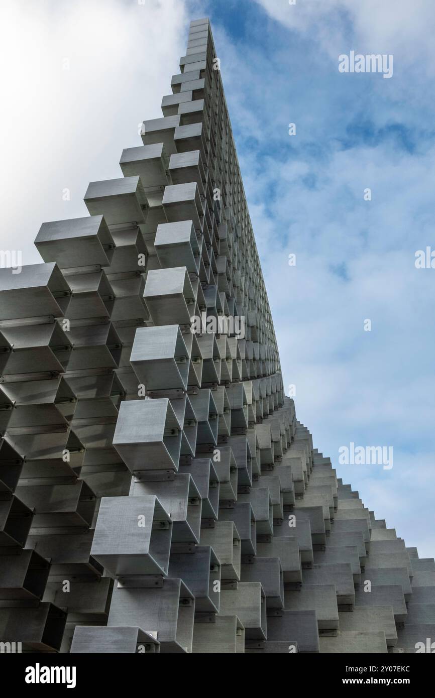 The Zipper architectural exhibit, Toronto. Exterior walls reaching to ...