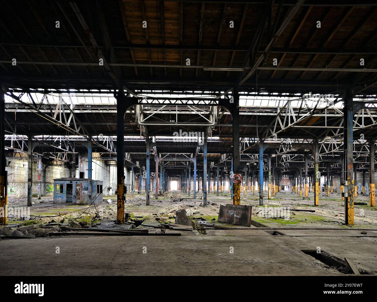 Interior factory beams hi-res stock photography and images - Alamy