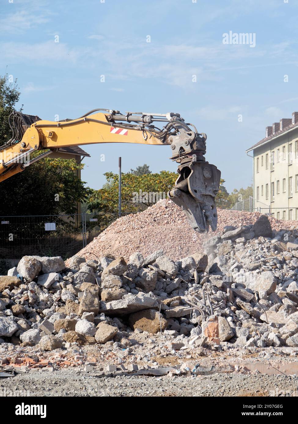 Demolition excavator crushing Stock Photo - Alamy