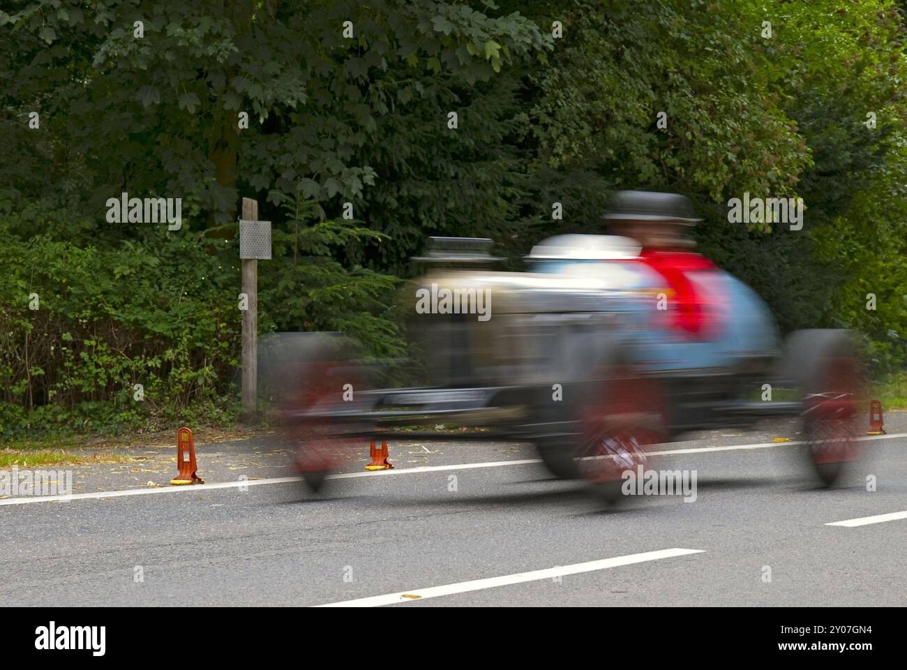 Vintage race car speeds hi-res stock photography and images - Alamy