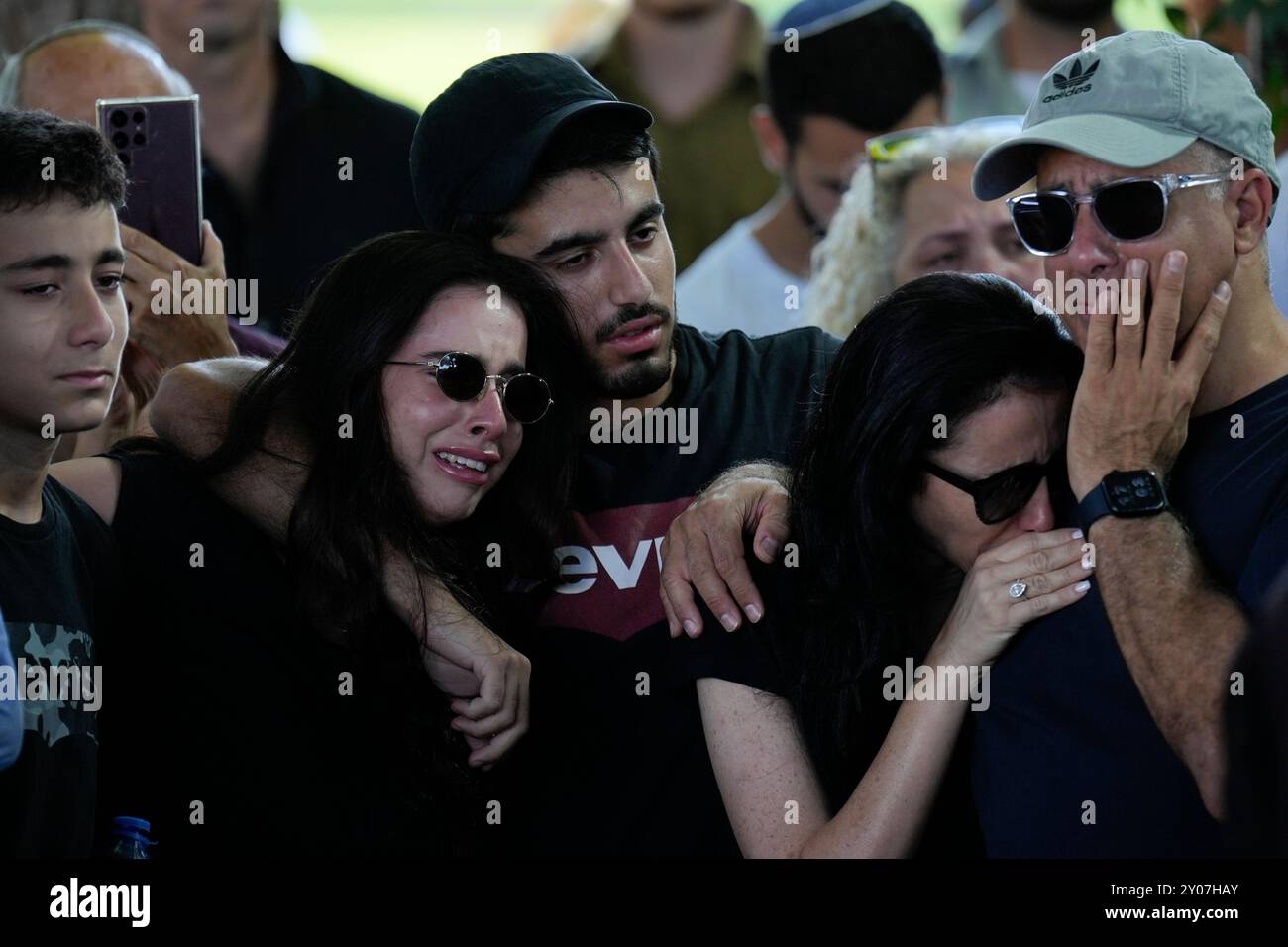 Relatives and friends mourn during the funeral of slain hostage Almog ...