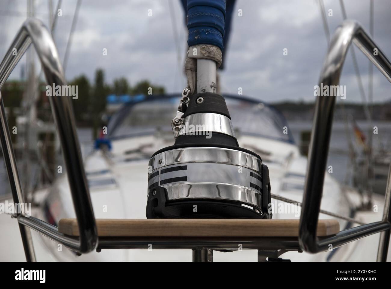 Bow view of a sailing yacht Stock Photo - Alamy