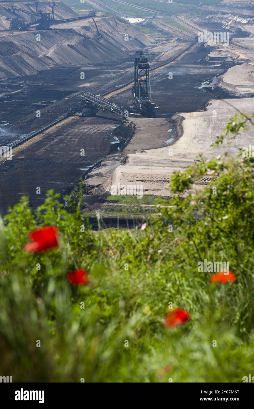 View over the edge of the Grtzweiler open-cast mine into the pit Stock ...