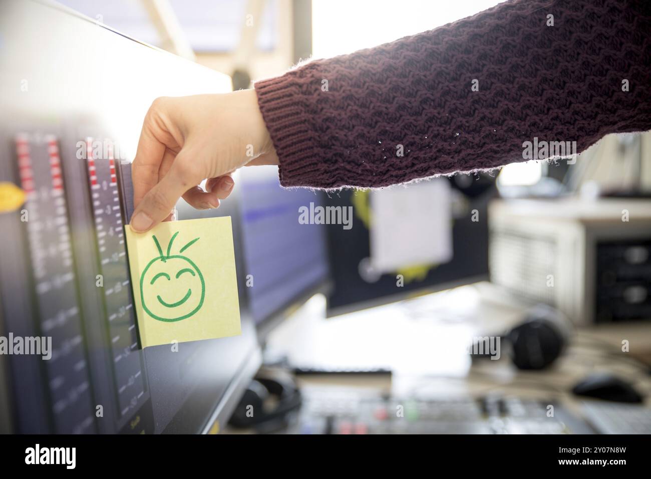 Feedback and motivation concept: Smiley Illustration at the working ...