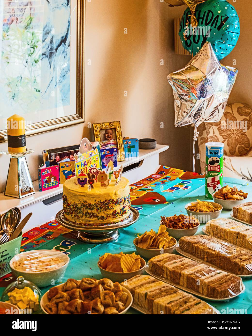 Birthday party table display Stock Photo - Alamy
