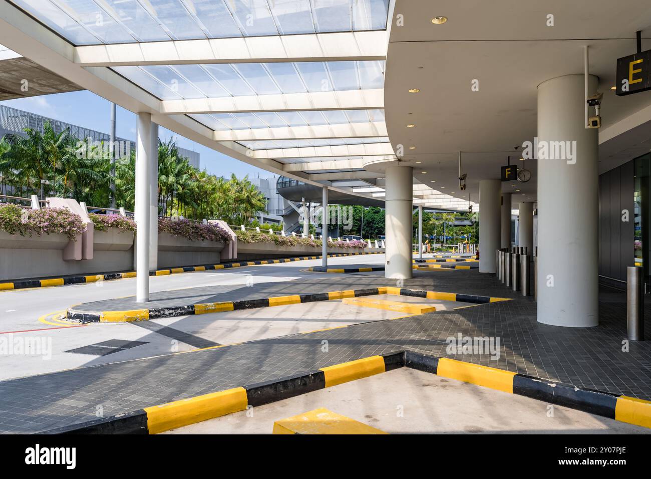 Singapore shuttle bus hi-res stock photography and images - Alamy