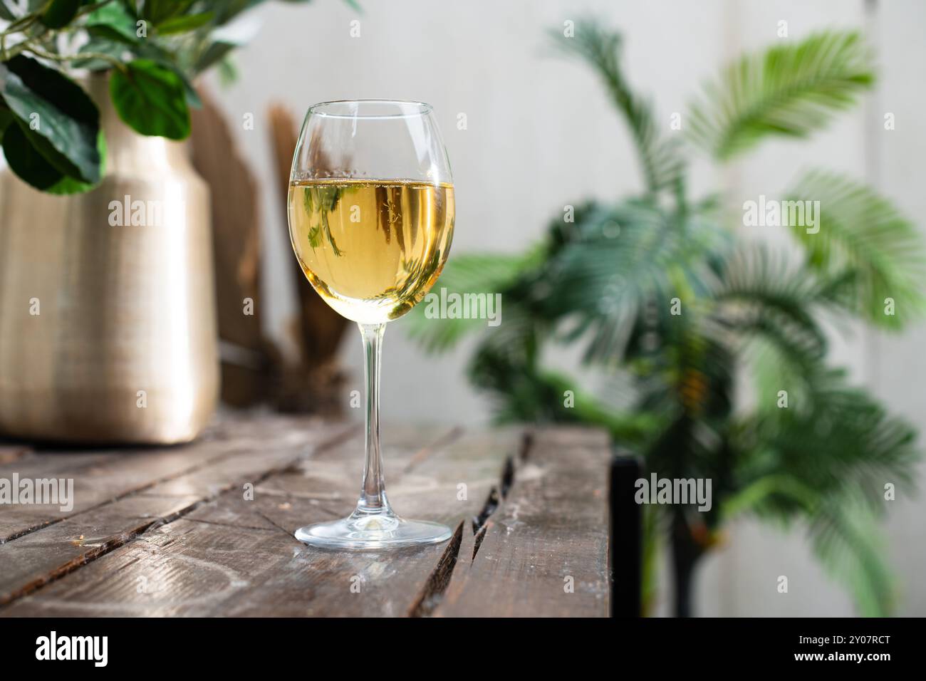 Wine being poured table hi-res stock photography and images - Alamy