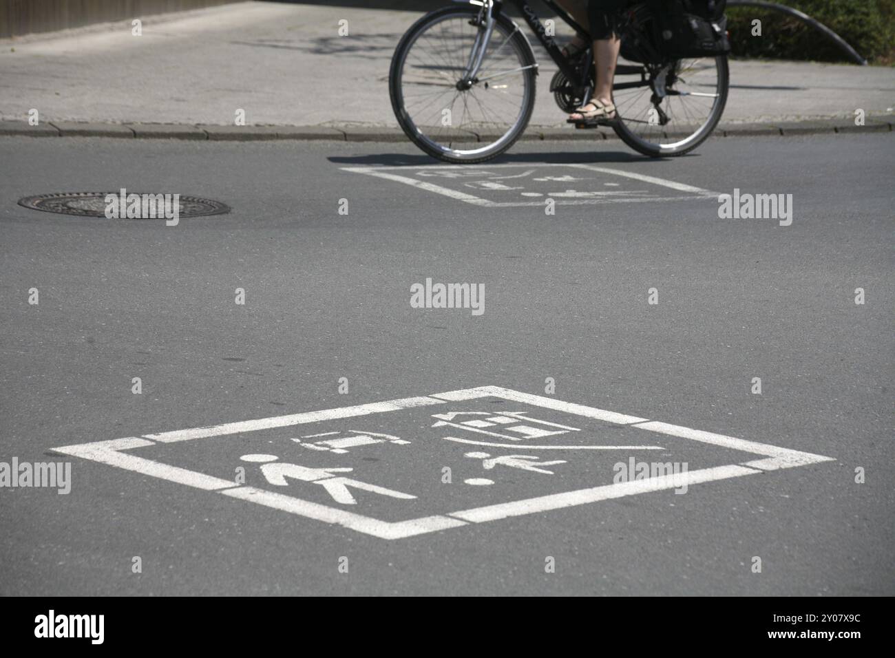 Child lids play hi-res stock photography and images - Alamy